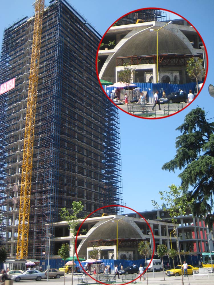 Um die Sehenswürdigkeit herumgebaut – S'ka problem!